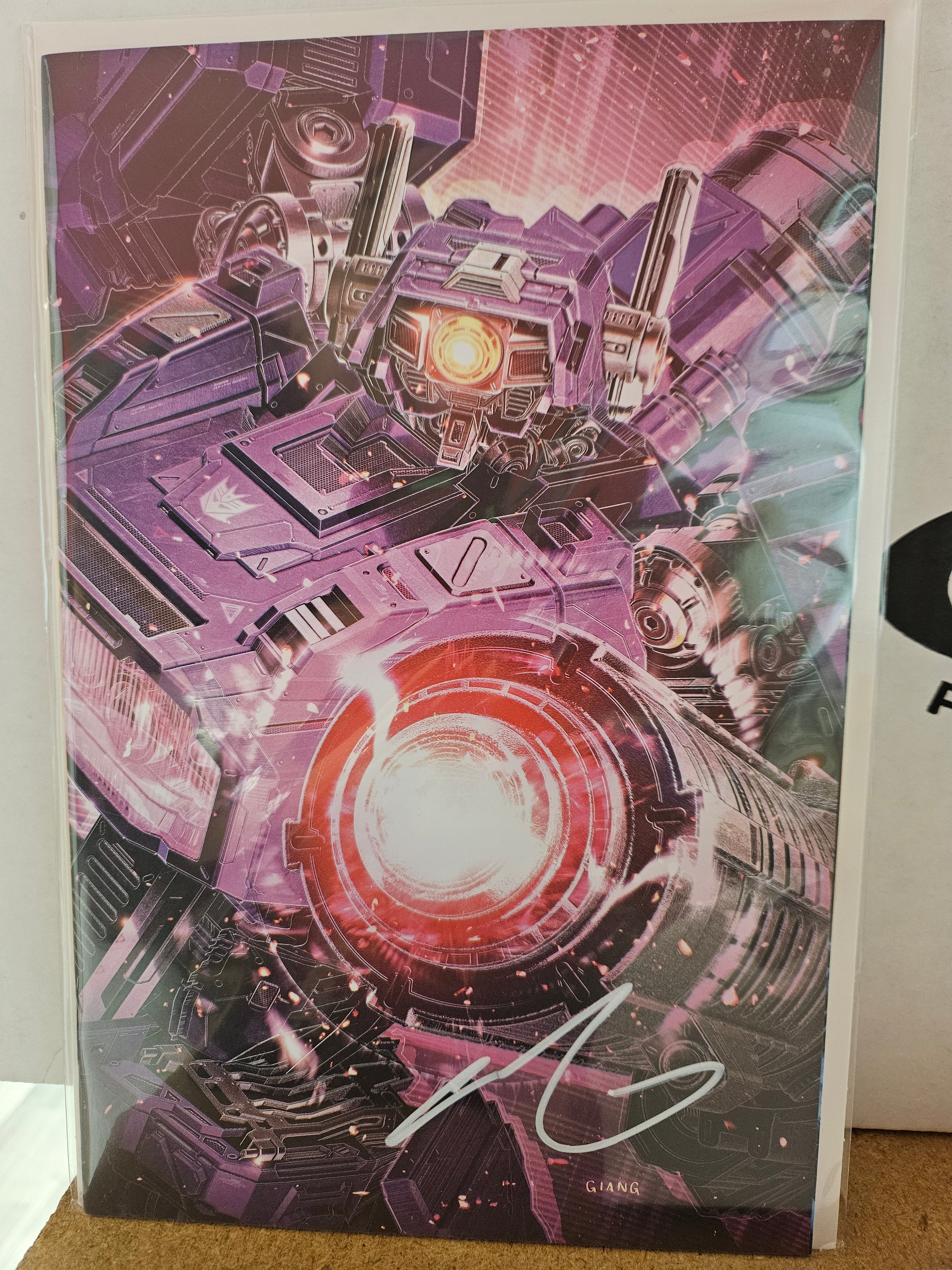 TRANSFORMERS #12 JOHN GIANG EXCLUSIVE VIRGIN VARIANT SIGNED BY JOHN GI